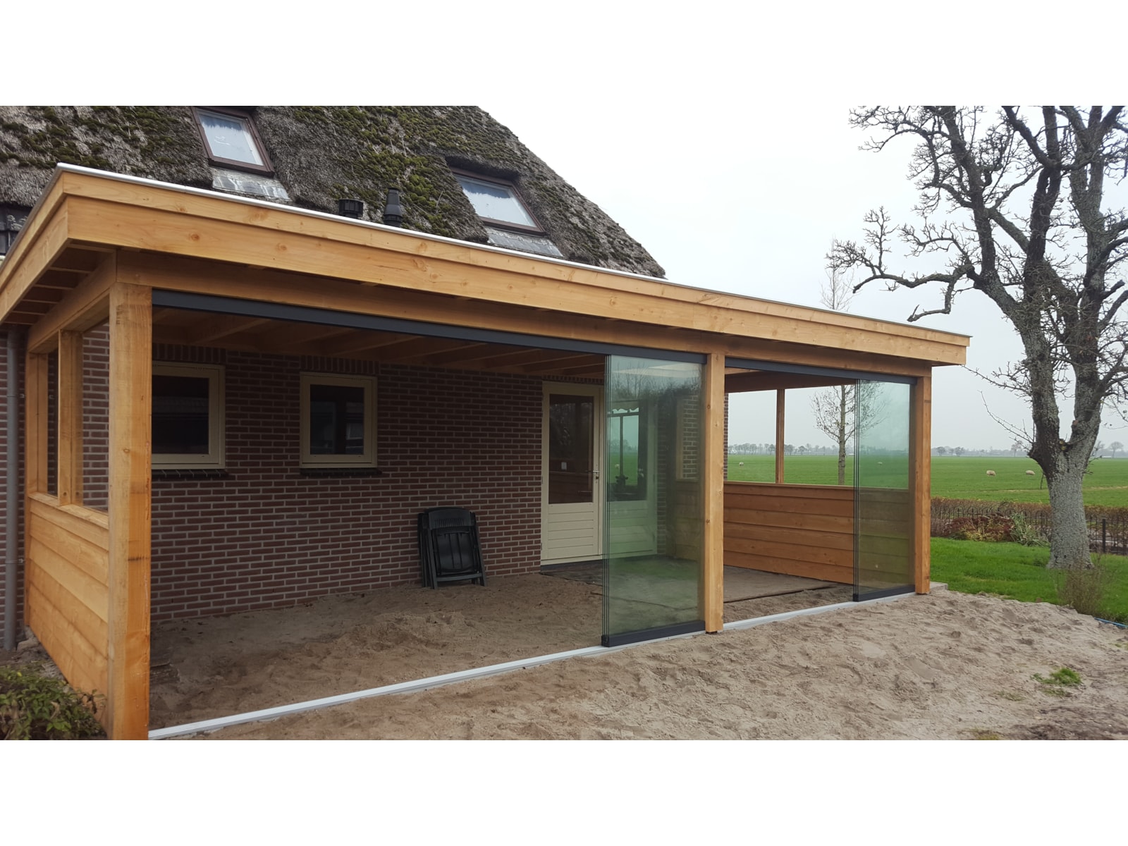 Douglas overkapping met glazen schuifwanden - Bergveranda.nl